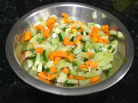 Delícias da Cozinha lá de Casa Saladinha Colorida de Cenoura Chuchu