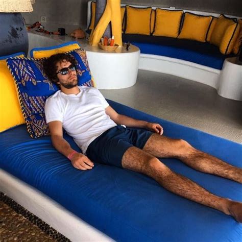 Dario Yazbek Bernal relajado en una tumbona Las fotos más sexys de