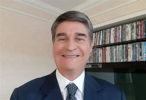 Comentarista Fábio Piperno estreia na bancada do Programa 3 em 1 da