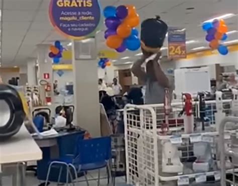 Vídeo Homem se irrita e quebra produtos na Magazine Luiza de Minas