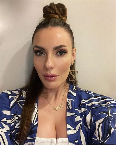 G Zel Oyuncu Zeynep Koltuk G S Dekoltesiyle Takip Ilerini B Y Ledi