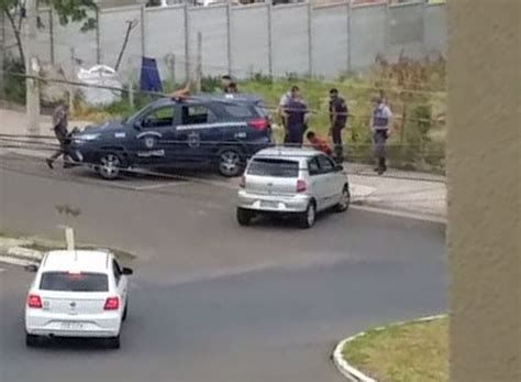 Adolescentes são apreendidos carro roubado após perseguição em