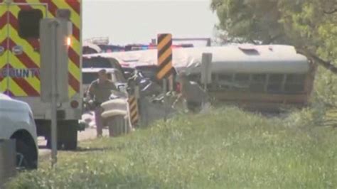 Camión choca contra autobús escolar en Texas hay 2 muertos