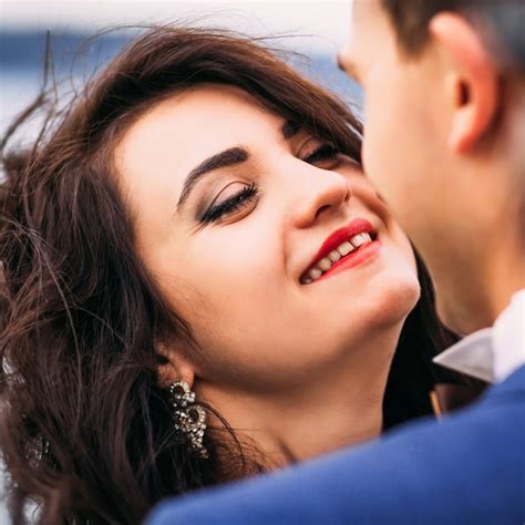 Brunetka panna młoda z pięknym uśmiechem wygląda na szczęśliwa w jej h