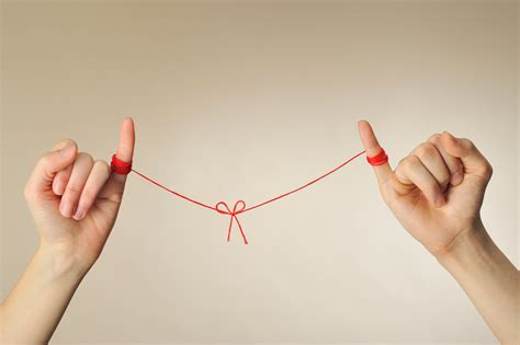 Qu Significa El Hilo Rojo Del Destino Y C Mo Encontrarlo Glamour
