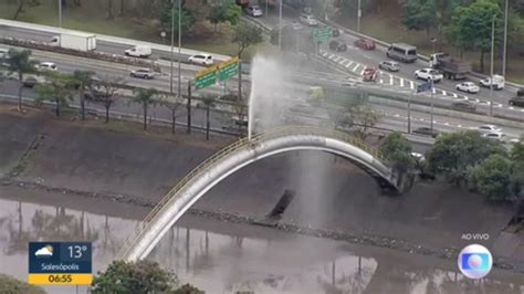 Vídeo Vazamento em tubulação na Marginal Tietê chama atenção Bom dia