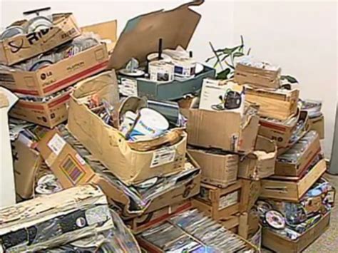 G1 Polícia apreende 50 mil CDs e DVDs pirateados em Jundiaí SP