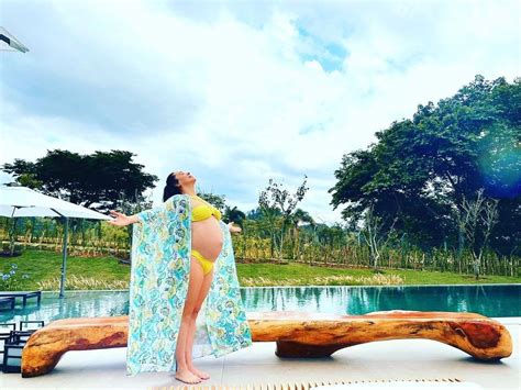 Claudia Raia posa em meio à natureza e exibe barrigão de grávida