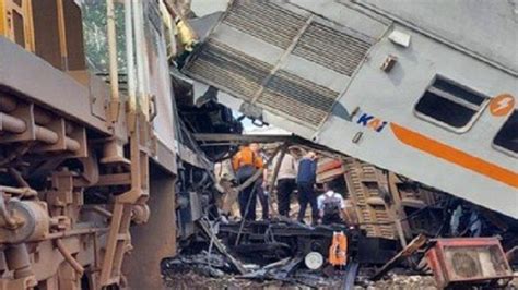 Kecelakaan Terbesar Awal Tahun Dua Kereta Api Saling Tabrak Tiga