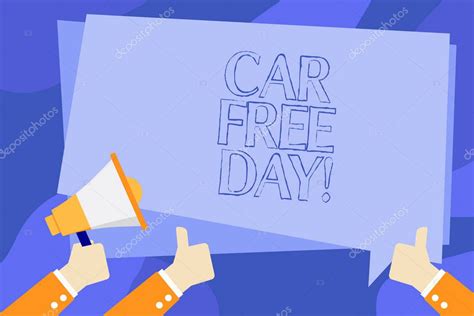 Escribiendo nota que muestra el día libre de coches Fotografía