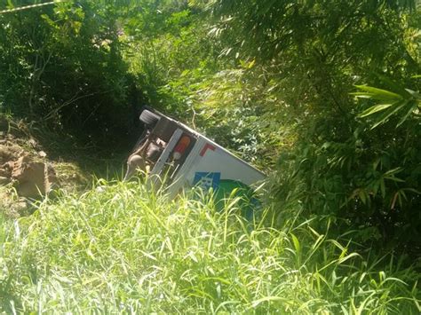 G1 Caminhão tomba em mata no José Tenório e combustível vaza do