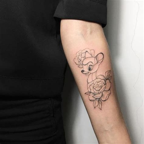 Bambi Tatuaje En El Antebrazo Bambi Con Flores Rosas Tatuajes Del Rey