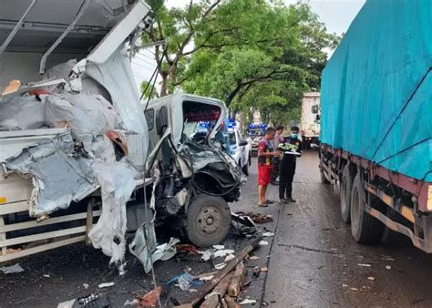 Ngeri Truk Box Vs Truk Tronton Di Pantura Juwana Pati Begini Kondisi
