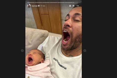 Neymar encanta fãs em foto a filha Mavie confira