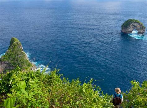 Pantai Banah Nusa Penida Pantai Dengan Tebing Batu Di Tengah Laut