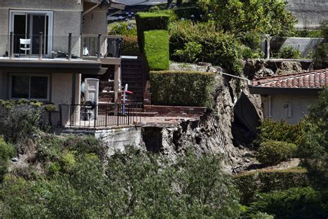 Landslide Tears Apart Luxury Homes On Southern California S Palos