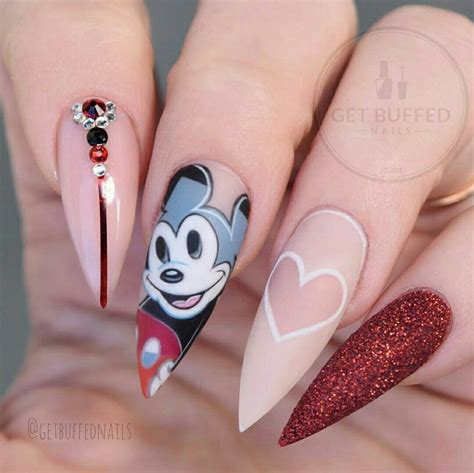 15 Diseños para atreverte intentar las uñas de forma Stilleto hasta