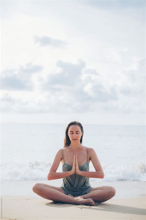 Woman Doing Yoga At Sunrise On The Beach Thailand Del Colaborador De