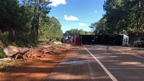 Despiste y vuelco de un camión cargado con machimbres