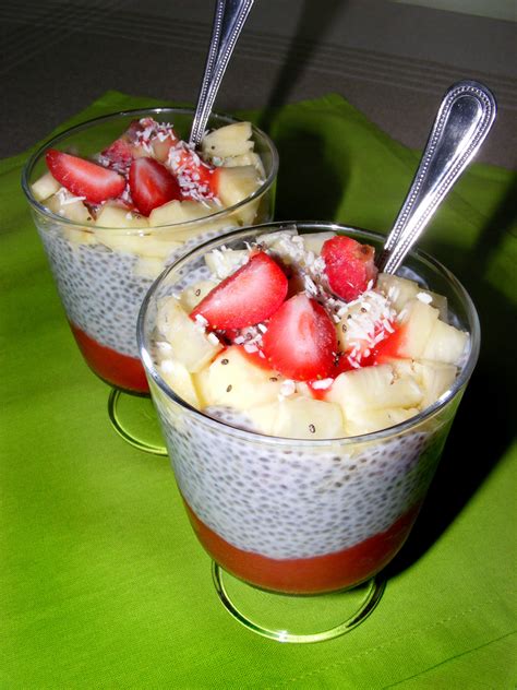 Pudding Kokosowy Z Nasionami Chia Ananasem I Musem Truskawkowym