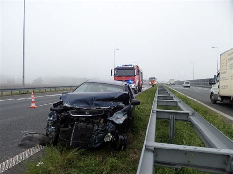 Wypadek na A4 koło Bochni Kierowca wypadł przez okno i zginął ZDJĘCIA