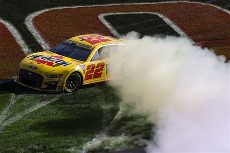 Logano vira líder no fim vence em Las Vegas e avança para decisão da