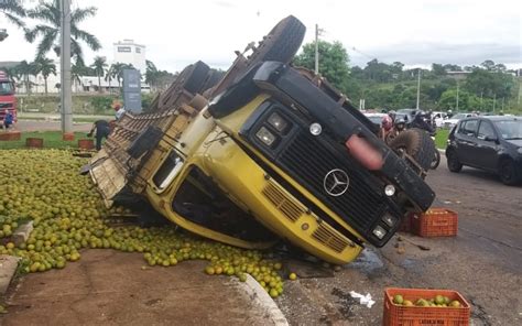 Caminhão carregado de laranja tomba na GO 070 em Goiânia Trânsito GO