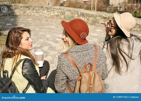 Trois Jeunes Filles S Asseyant Sur Les Escaliers Au Parc Public Photo