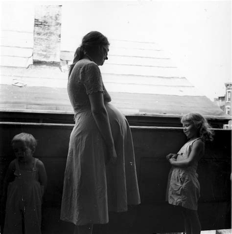 21 Vintage Maternity Photos That Prove Weve Always Loved Documenting Our Pregnancies