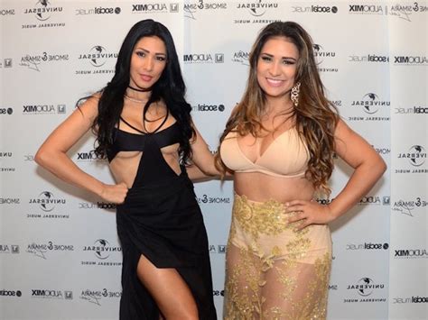 Simaria Da Dupla Simone Arrasa Figurino Ousado Em Show E
