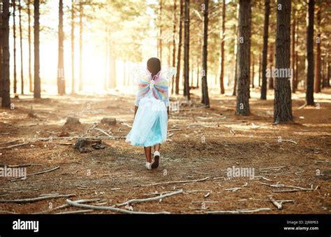 Niña caminando por el bosque fotografías e imágenes de alta resolución