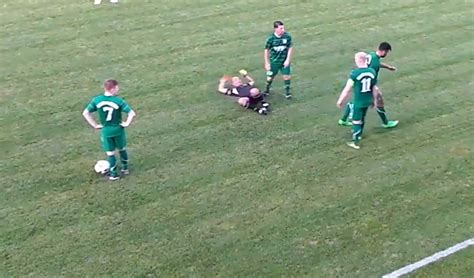 De Unterhaus Spielabbruch Nach Flaschenwurf Polizeieinsatz