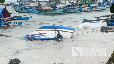 Banjir Rob Dan Badai Hantam Ratusan Perahu Nelayan Ujunggenteng Rugi