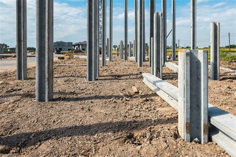 Emplazamiento De La Obra Con La Pila Del Hormigón Prefabricado Foto de