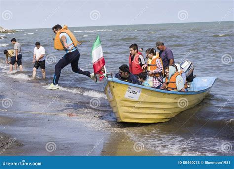Salto De Un Barco En La Orilla De Mar Caspio Foto De Archivo Editorial