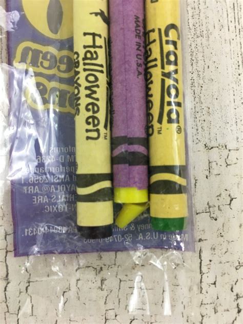2001 Crayola Binney Smith Halloween Crayons Retired Discontinued