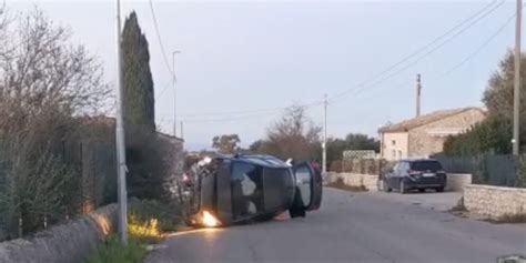 Auto Si Schianta Contro Un Muro E Poi Si Ribalta Un Ferito In Un