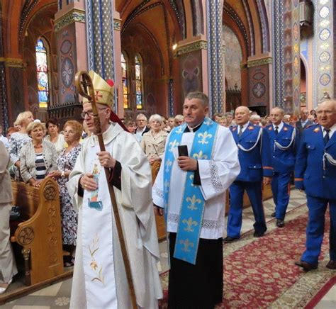 Pielgrzymka kobiet i dziewcząt do bazyliki NMP Anielskiej w Dąbrowie