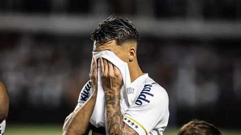 Santos é rebaixado para a Série B pela primeira vez na história após