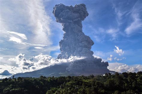 Vid O Les Images Impressionnantes De L Ruption Du Volcan Sinabung En
