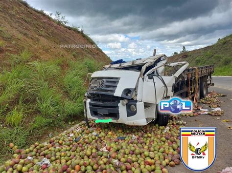 Caminhão perde os freios e capota na BR 146 próximo a Serra do Salitre