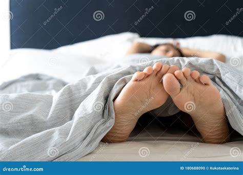P S De Uma Garota Dormindo Na Cama Pela Manh Foto Do Espi O Foto De
