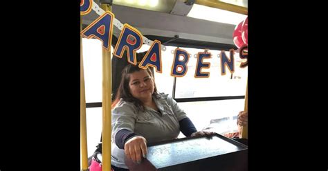 Cobradora ganha festa de aniversário surpresa dentro de ônibus em