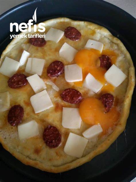 Sucuklu Kaşarlı Yumurtalı Yuvarlak Pide Nefis Yemek Tarifleri