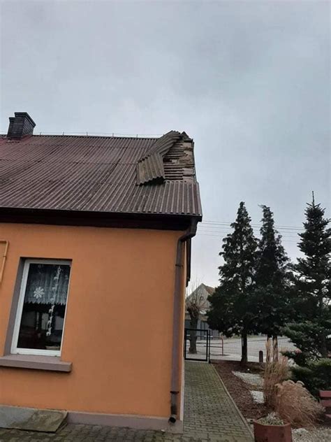 Powalone Drzewa Uszkodzone Dachy I Linie Energetyczne Krajobraz Po