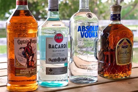 7 Bebidas que NÃO podem faltar no Bar da sua casa para fazer Drinks