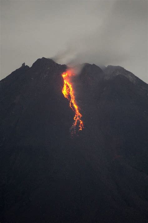 Gunung Merapi Keluarkan 15 Kali Guguran Lava Pijar Begini Kabar