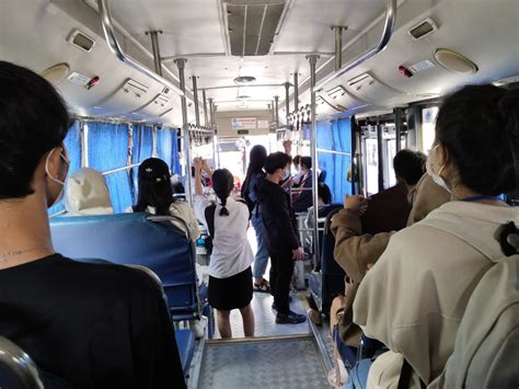 Nắng nóng lựa chọn đi xe buýt để tránh ngồi trên đống lửa khi đi xe máy