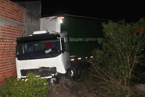 TRAGÉDIA Colisão frontal entre caminhonete e carreta deixa um morto na