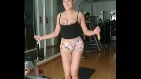 Se Le Sale Una Teta En El Gym